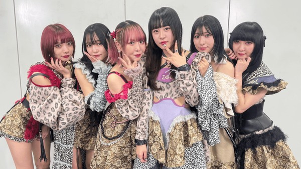 ZOCメンバー全員のサイン入り写真 #93/2000 - 「全力アピール～アダムシアター～」NFTストアのNFT | Adam byGMO