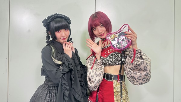 藍染カレン＆雅雀り子のサイン入り写真 #1938/2000 - 「全力アピール～アダムシアター～」NFTストアのNFT | Adam byGMO