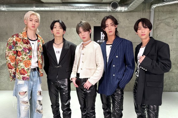 Hi-Fi Un!corn/メンバー5人のサイン入り写真① #1573/2000 - 「全力アピール～アダムシアター～」NFTストアのNFT | Adam byGMO